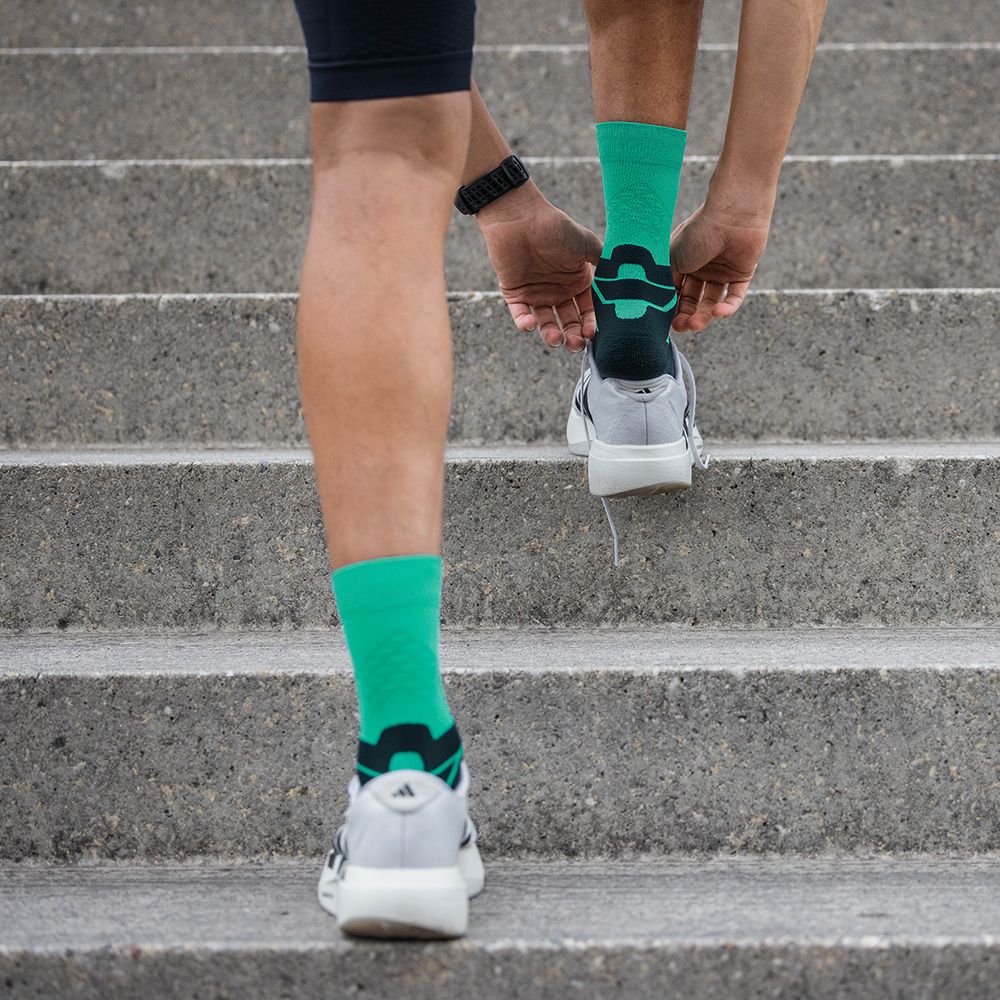 Mittellange Lauf-Socken zur Stabilisierung des Sprunggelenks beim ...